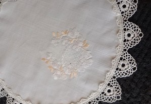 Napron Redondo, Bordado À Mão E Aplicação De Renda, Com Mais 100 Anos ...