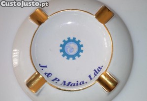 Cinzeiro Em Porcelana Reclamo J. & P. Maia, Ltda | Móveis e Decoração ...