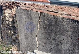 Ruína Em Carreiras Para Reconstrução Na Freguesia Carvoeira E Carmões ...