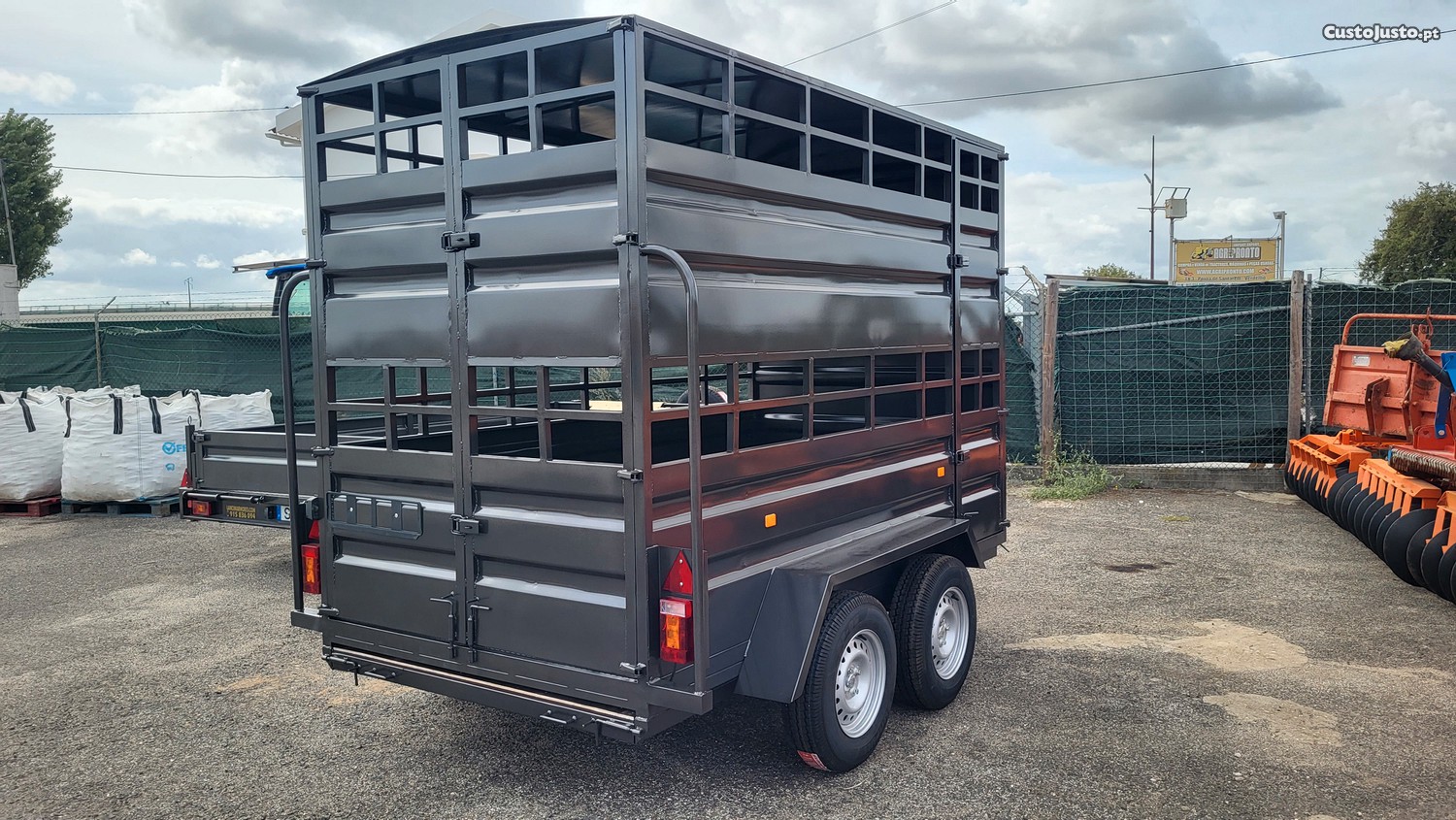 Atrelado Reboque Especial Para Transporte De Animais Vivos Vacas ...