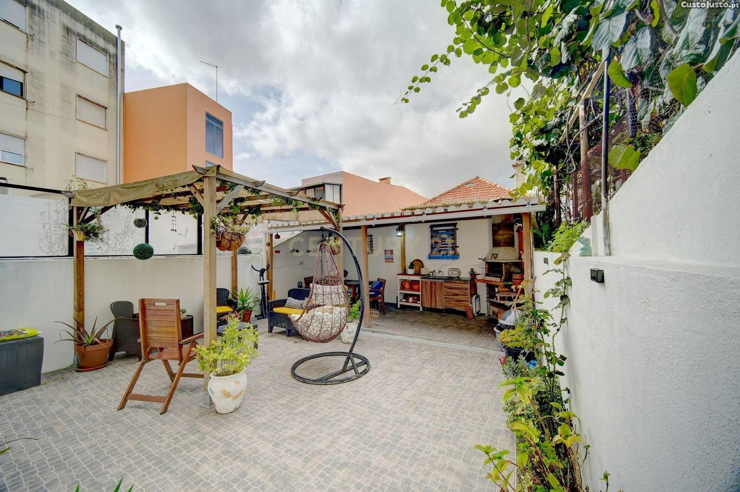 Apartamento T2 Renovado Em Queluz, Idanha, Com Terraço Fantástico ...